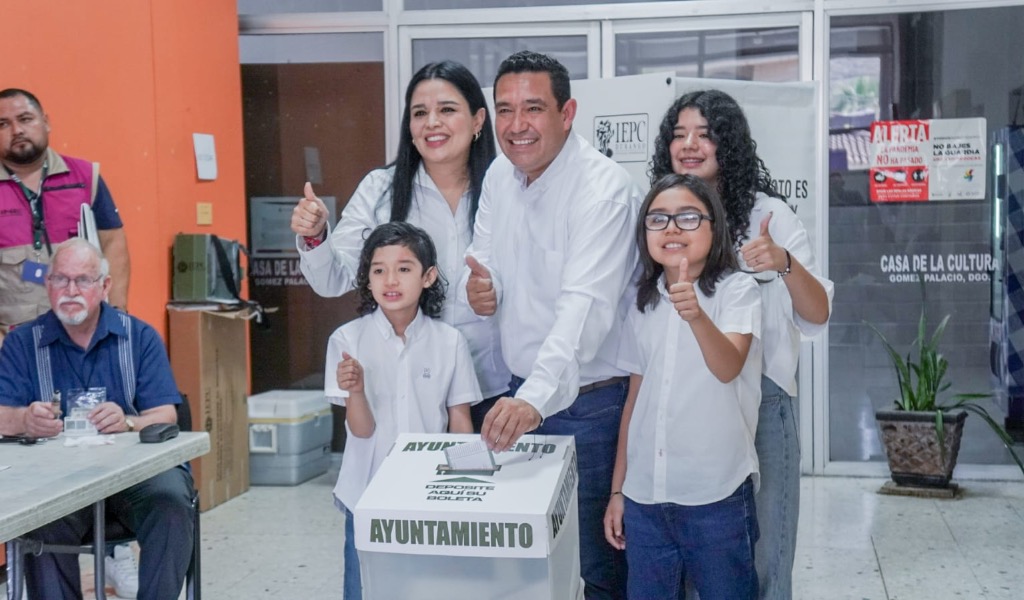 Emite Raúl Meraz su voto, junto con su familia – Tiptip MX